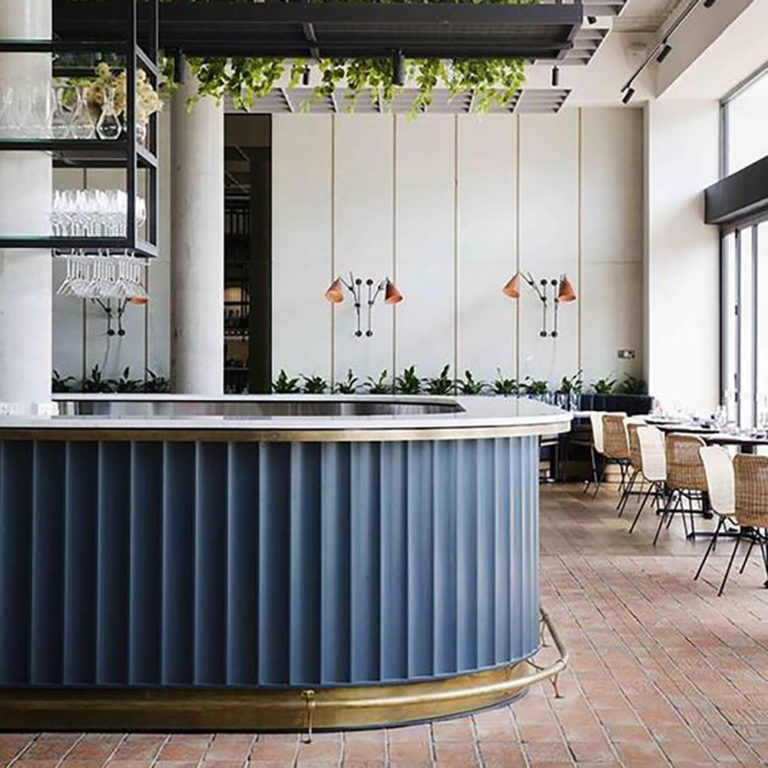 Comptoir de bar de restaurant conçoit des idées, dimensions et images